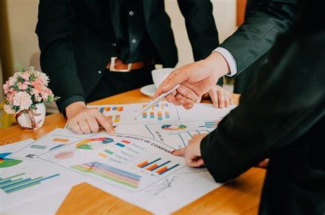 Negócios e trabalho em equipe união no trabalho reunião de empresários