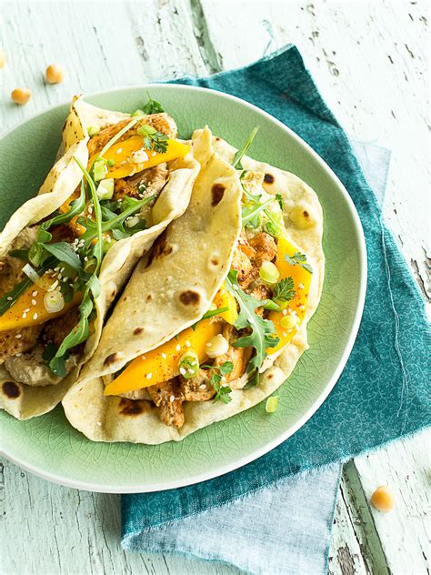 Tortilla au Poulet Épicé Houmos Mangue La Raffinerie Culinaire