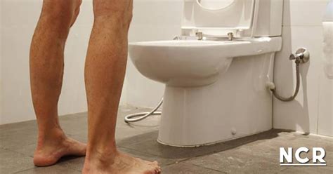 La razón por la que los hombres deben orinar sentados según la ciencia
