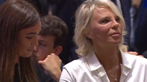 Maria De Filippi Vestita Di Bianco Ai Funerali Di Silvio Berlusconi Il