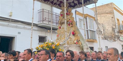 Amplia participación de mujeres de mantilla en la procesión de la