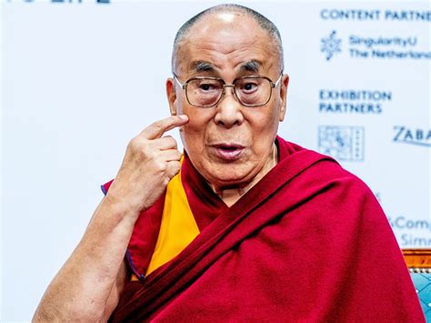 Polémica por el vídeo del Dalai Lama intentando besar a un niño Los