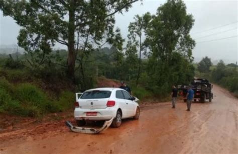Colisão frontal entre carro e caminhão deixa uma pessoa morta e outra