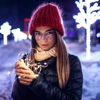 Фото Девушка с гирляндой в руках Фотограф Анас Счастливый