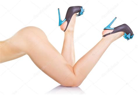 Oberkörper entspannte nackte Frau in Schuhen Stockfotografie