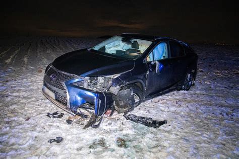 Schwerer Unfall im Erzgebirge Lexus überschlägt sich auf Landstraße