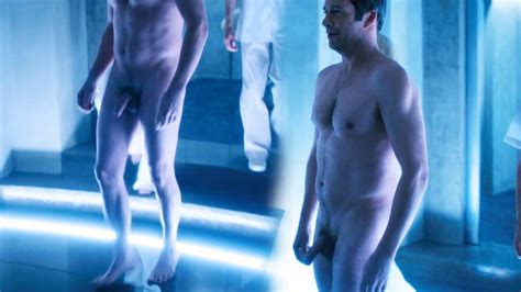 James Purefoy completamente desnudo enseña el pene en Altered Carbon