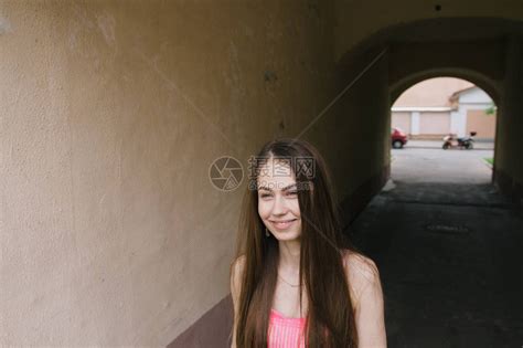 一个美丽的年轻女孩的肖像在一个明日阳高清图片下载 正版图片505285097 摄图网