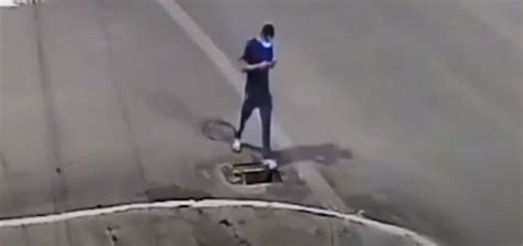 Pedestre Se Distrai Celular E Cai Em Bueiro Sem Tampa Veja V Deo