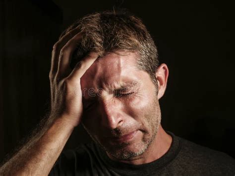 Ciérrese Encima Del Retrato Del Hombre Triste Y Deprimido Con La Mano
