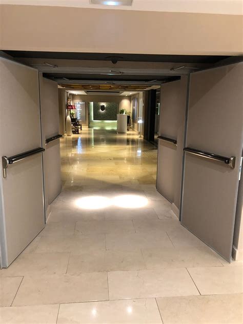 Gran stock de puertas metálicas cortafuegos acústicas y accesorios