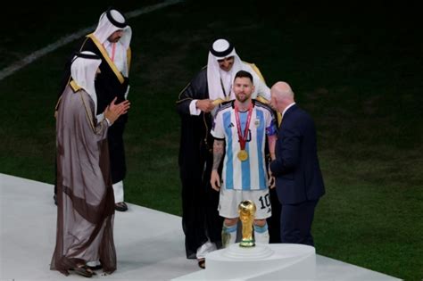 Qatar 2022 Qué significa la túnica negra sobre Messi y cómo perjudicó
