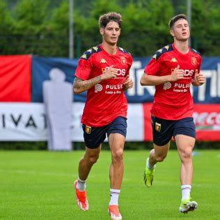 Balotelli Un Nuovo Giocatore Del Genoa Genoa Cricket And Football