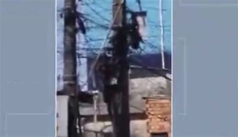 Homem é flagrado pendurado em poste para furtar cabos de energia