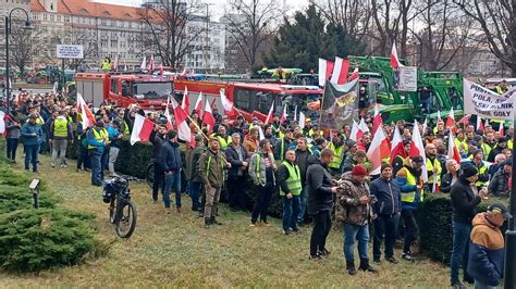 Protest Rolnik W We Wroc Awiu Lutego Po Ar Pod Urz Dem Gazeta