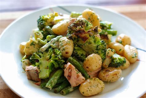 EinMAXimalig lecker Gnocchi mit Lachs und Brokkoli Bohnen Gemüse