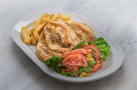 Combinado nº6 Filete de pollo a la plancha patatas fritas y ensalada