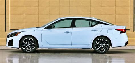 Nissan Sentra Comes With Economical Design Car Geeks
