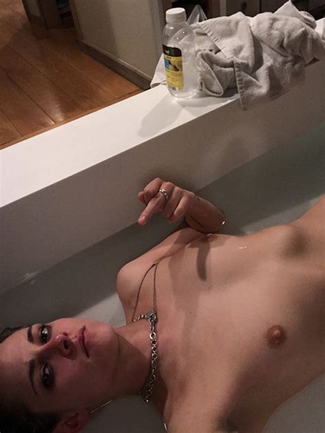La actriz de Crepúsculo Kristen Stewart desnuda en topless y follando