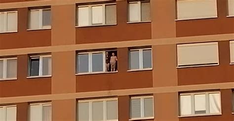 Dzieci Stoj Ce W Oknie Na Pi Trze O Krok Od Tragedii Na D Bcu