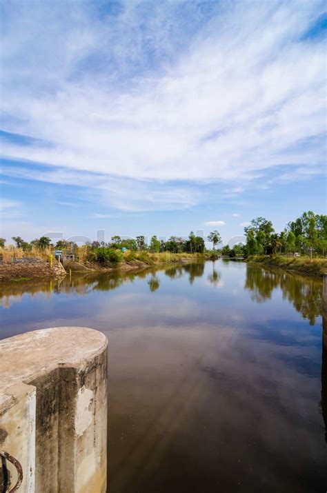 River Og Bl Overskyet Himmel Stock Foto Colourbox