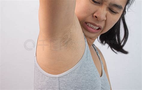 攻击性高清图片 年幼的近视 露出她没有剃光的腋窝和攻击性 人像图片免费下载 jpg格式 5105像素 编号70585626 千图网