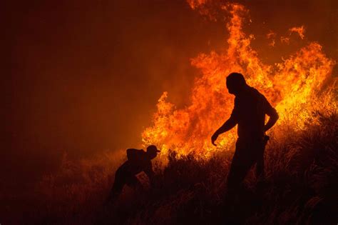 Sudafrica violento incendio alimentato dal forte vento a Città del