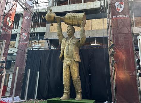 River Marcelo Gallardo Se Hizo Eterno Con La Estatua Que Descubrieron