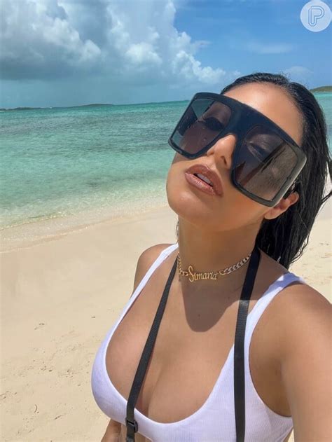 Simaria dá close em seios fartos em foto sexy e fã comenta No dia que