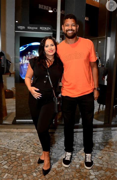 Na Reta Final Da Gravidez Viviane Araujo Faz Carinho Na Barriga Em
