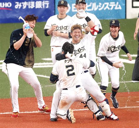 スポーツ報知 プロ野球取材班 on Twitter オリックス 9回2点差からサヨナラ勝ち頓宮裕真が劇打ライトゴロでアウトに