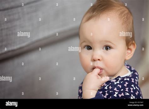 Petite Fille Avec Un Doigt Dans La Bouche Banque De Photographies Et D