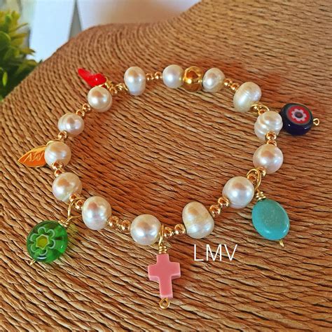 Pulsera de perlas y dijes by Luz Marina Valero Pulseras de joyería