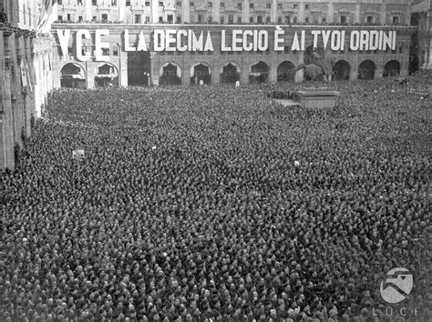 Folla Radunata In Piazza Maggiore Durante Il Discorso Di Mussolini Sul
