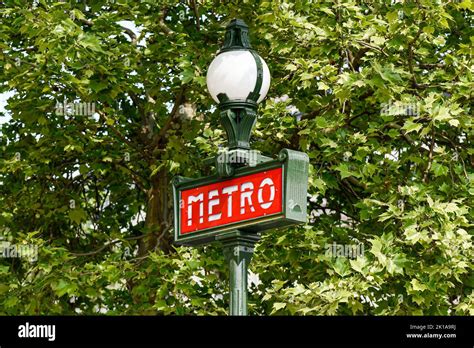 L illustration montre un panneau avec le logo du métro symbole rouge