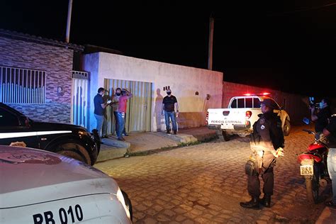 Criminosos invadem casa e matam homem a tiros na frente da família em