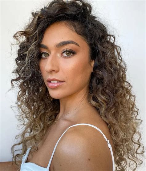 30 Striking Prom Hairstyles To Elevate Your Look Artofit