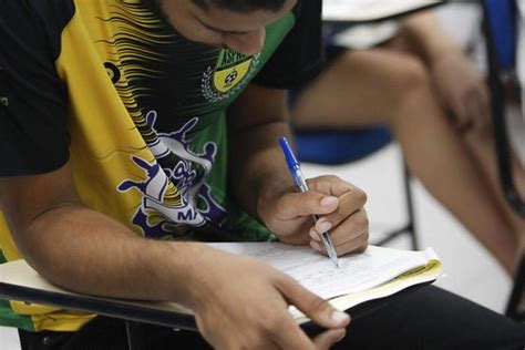 Confira as principais apostas para os temas da redação do Enem Folha PE