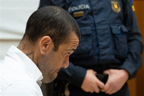 Foto Daniel Alves foi condenado a 4 anos e meio de prisão por estupro