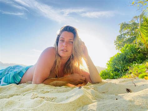 Na Praia Em Topless Oh Diabo In S Castel Branco Mostra Lado Mais Ousado