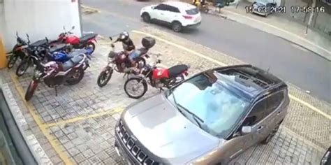 Vídeo mostra momento em que moto é furtada em plena luz do dia em