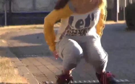 길거리에서 오줌 싸는 일본 소녀 xHamster