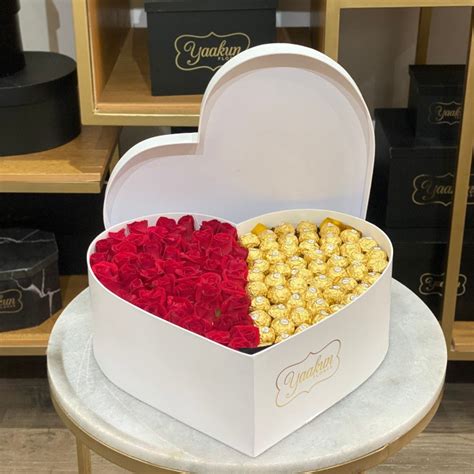 50 rosas rojas en caja corazón blanco c t ferrero Yaakun Flores