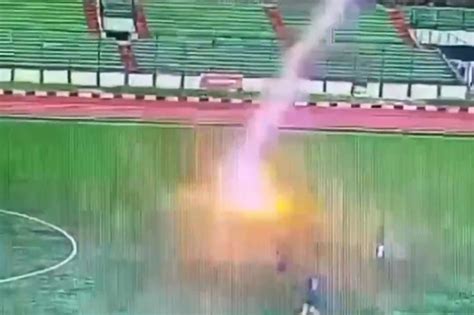Vídeo jogador é atingido por raio em campo e morre Metrópoles