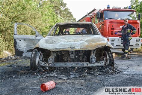 BMW doszczętnie spłonęło Od auta zajął się las ZDJĘCIA Portal i pl