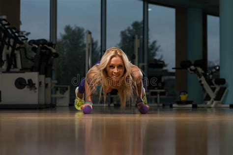 El Hacer Sano De La Mujer De La Edad Media Empuja Hacia Arriba