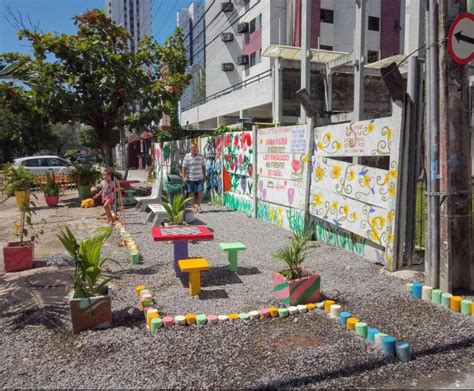 Emlurb realiza sensibilização na Rua Jorge Couceiro da Costa Eiras Emlurb