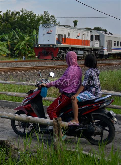 Perlintasan Kereta Api Tanpa Palang Pintu Antara Foto