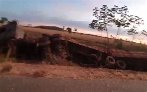 Motorista e passageiro morrem após caminhão invadir pista e bater