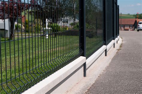 Pourquoi poser une clôture rigide avec des plaques de soubassement